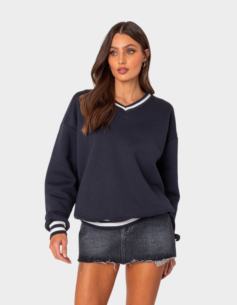 EDIKTED Caryn Oversized V-Neck Sweatshirt - NAVY | Tillys